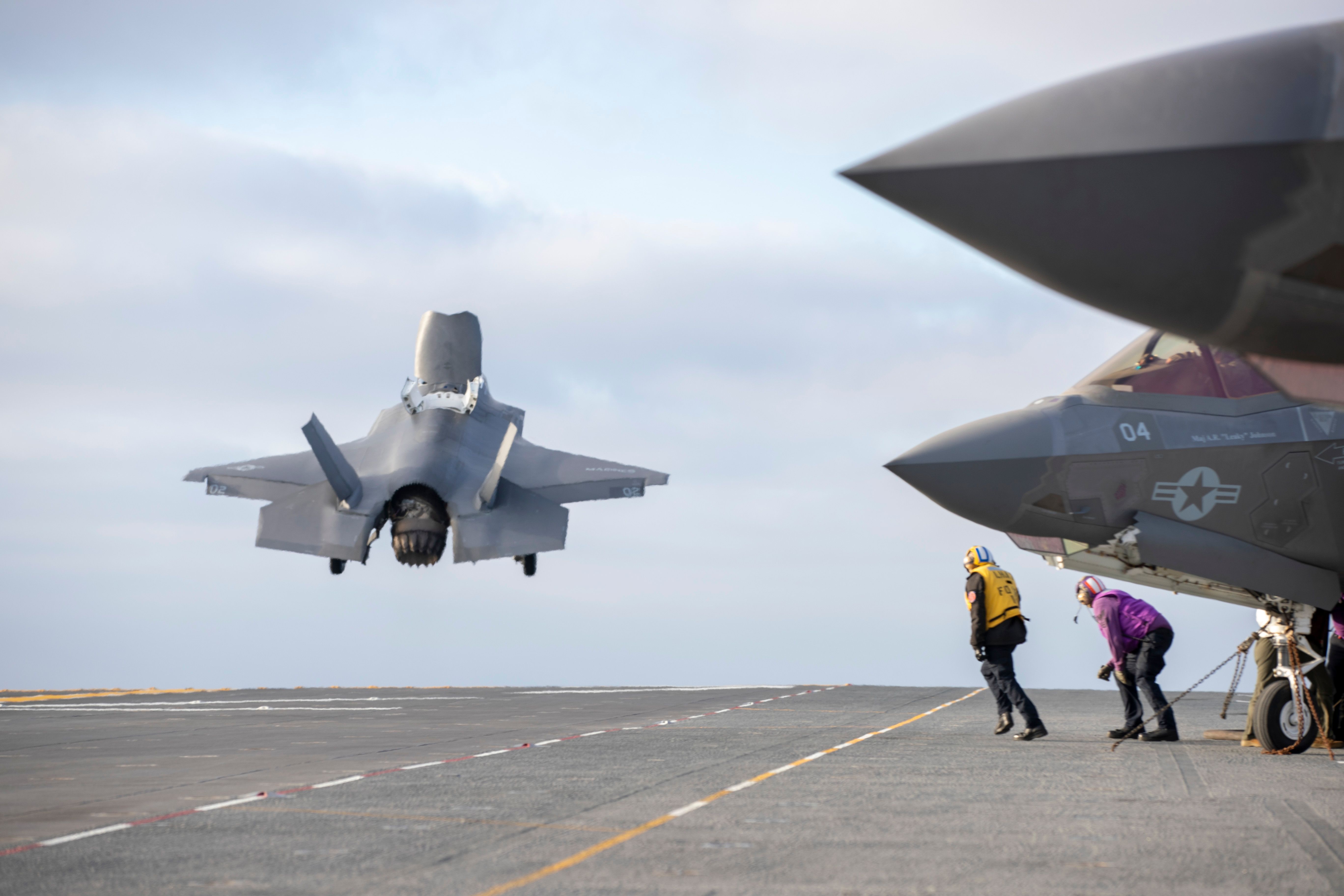 How Do USMC F-35B Fighters Perform SVTOL On Ships?