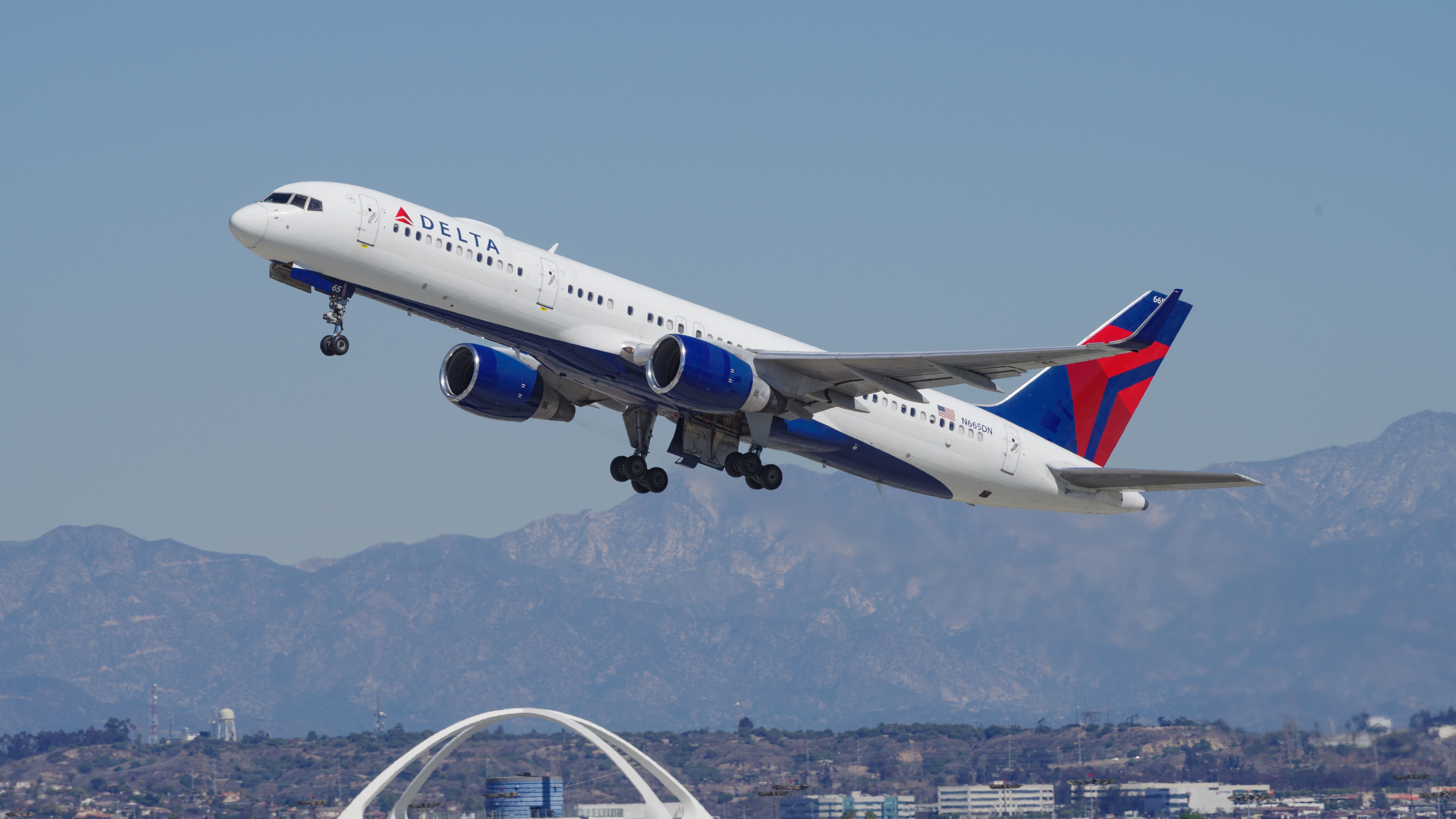 Delta Air Lines Boeing 757-200 Los Angeles-Seattle Flights Return For A ...