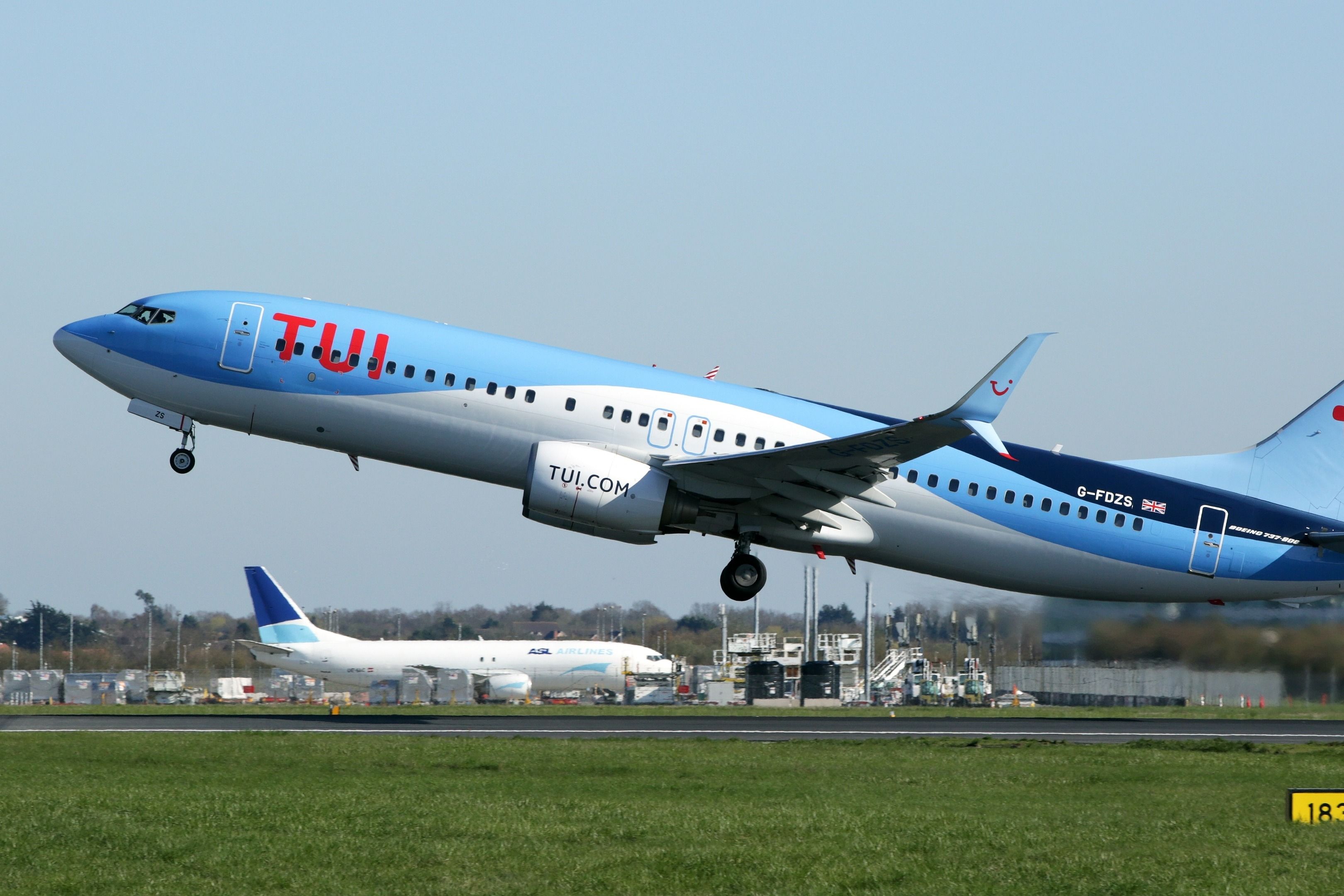 TUI Boeing 787 Low Fuel MAYDAY: AAIB Finds Fault With UK Airport ...