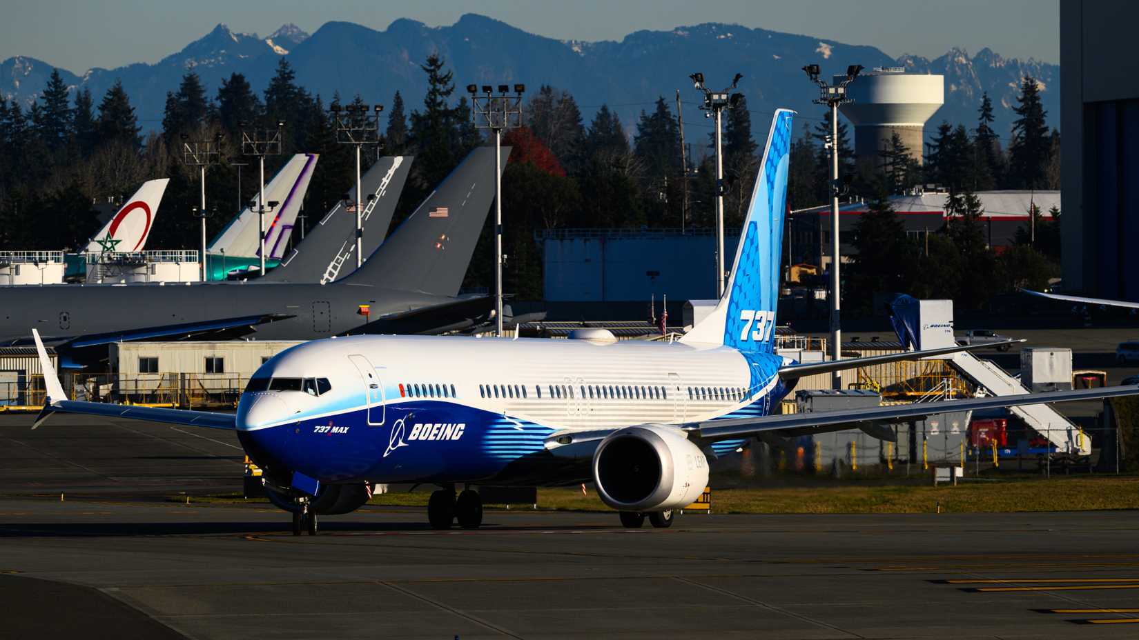 Why The Boeing 737 MAX 10 Has Such A Long Fuselage