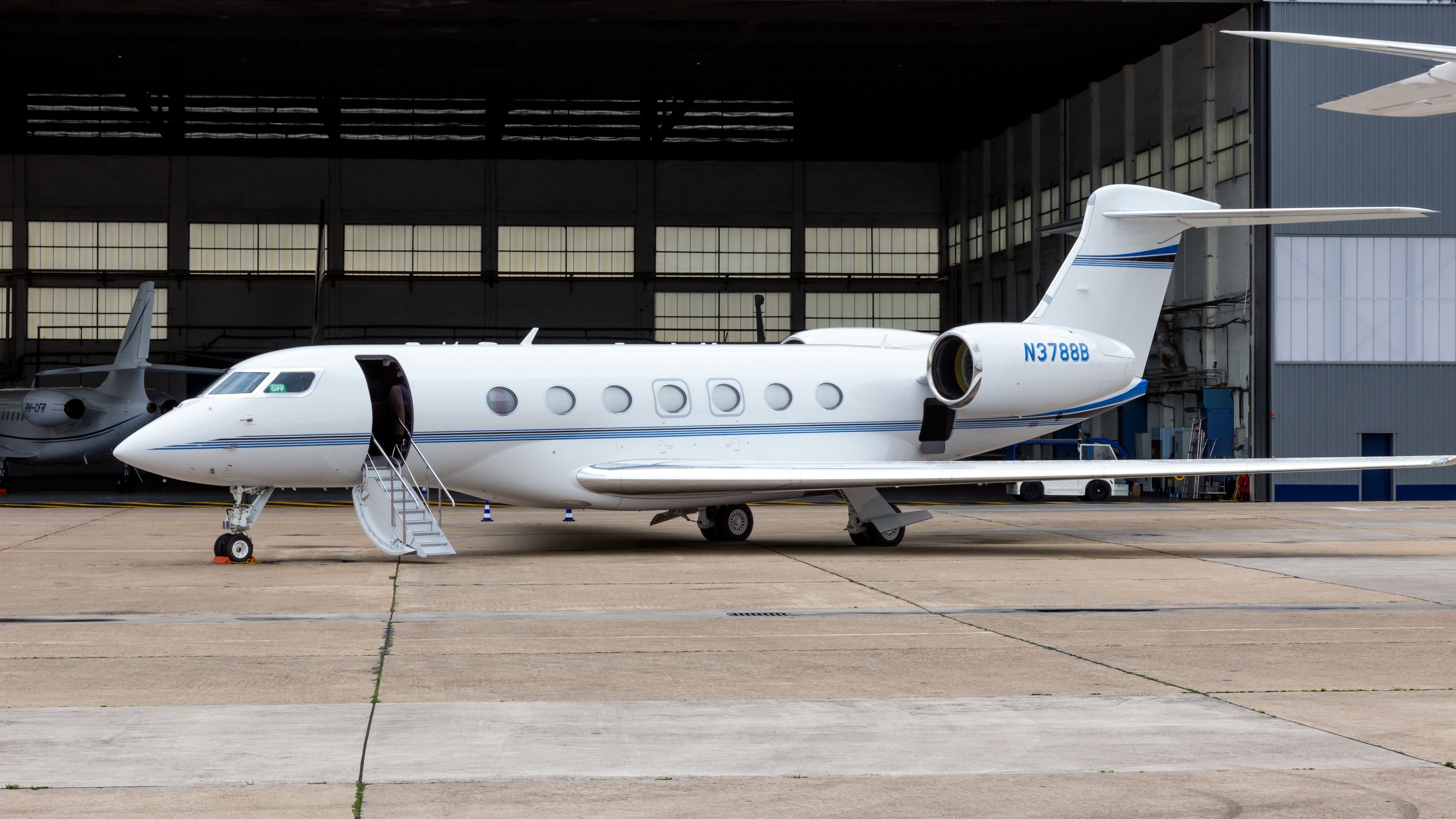 Gulfstream Opens Up New Service Center At Mesa Airport