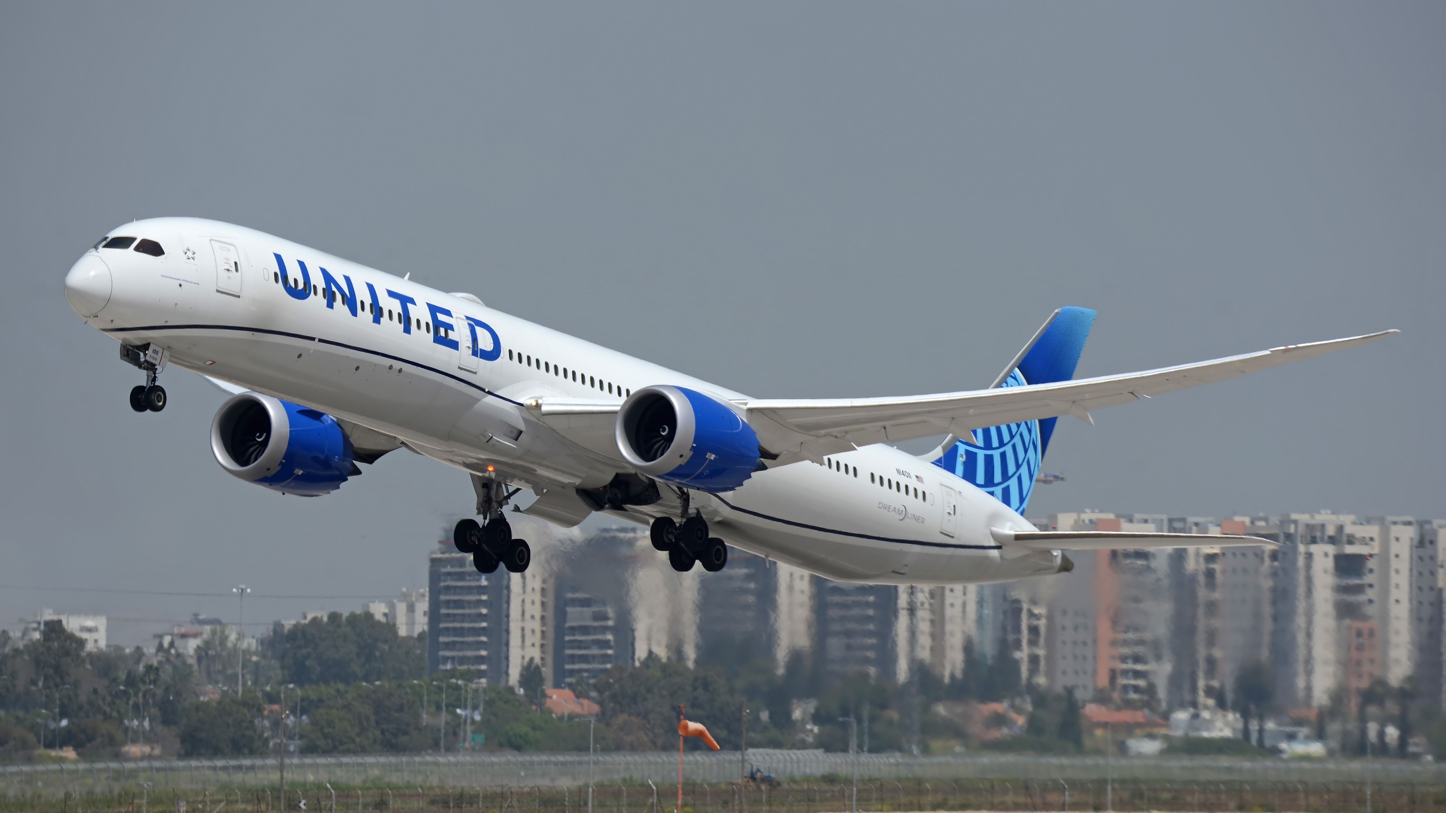 Why The Boeing 787-9 Dreamliner Has Much Longer Range Than The 787-10