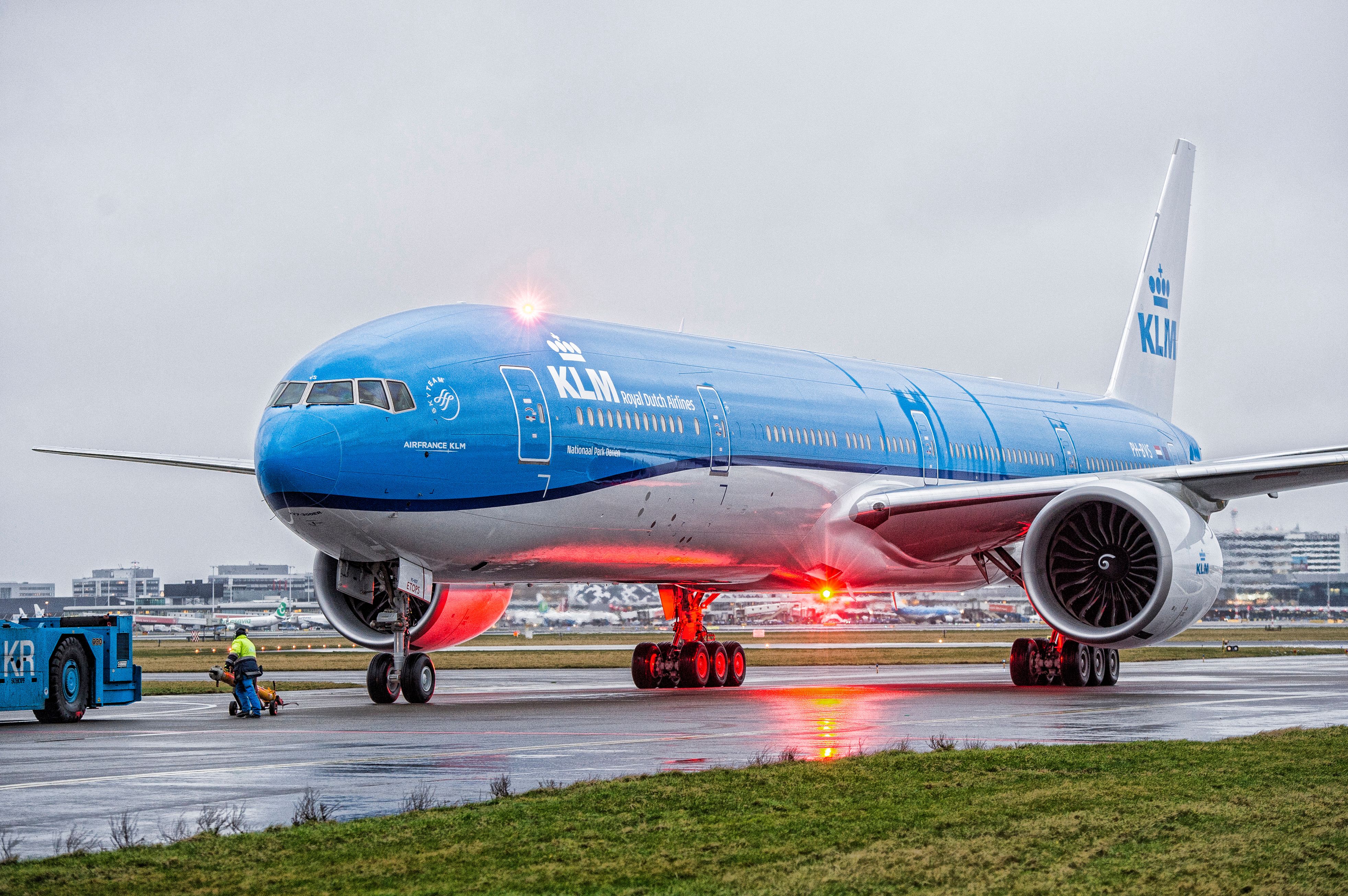 The Airlines That Dominate The World’s 10 Most Connected Airport Hubs
