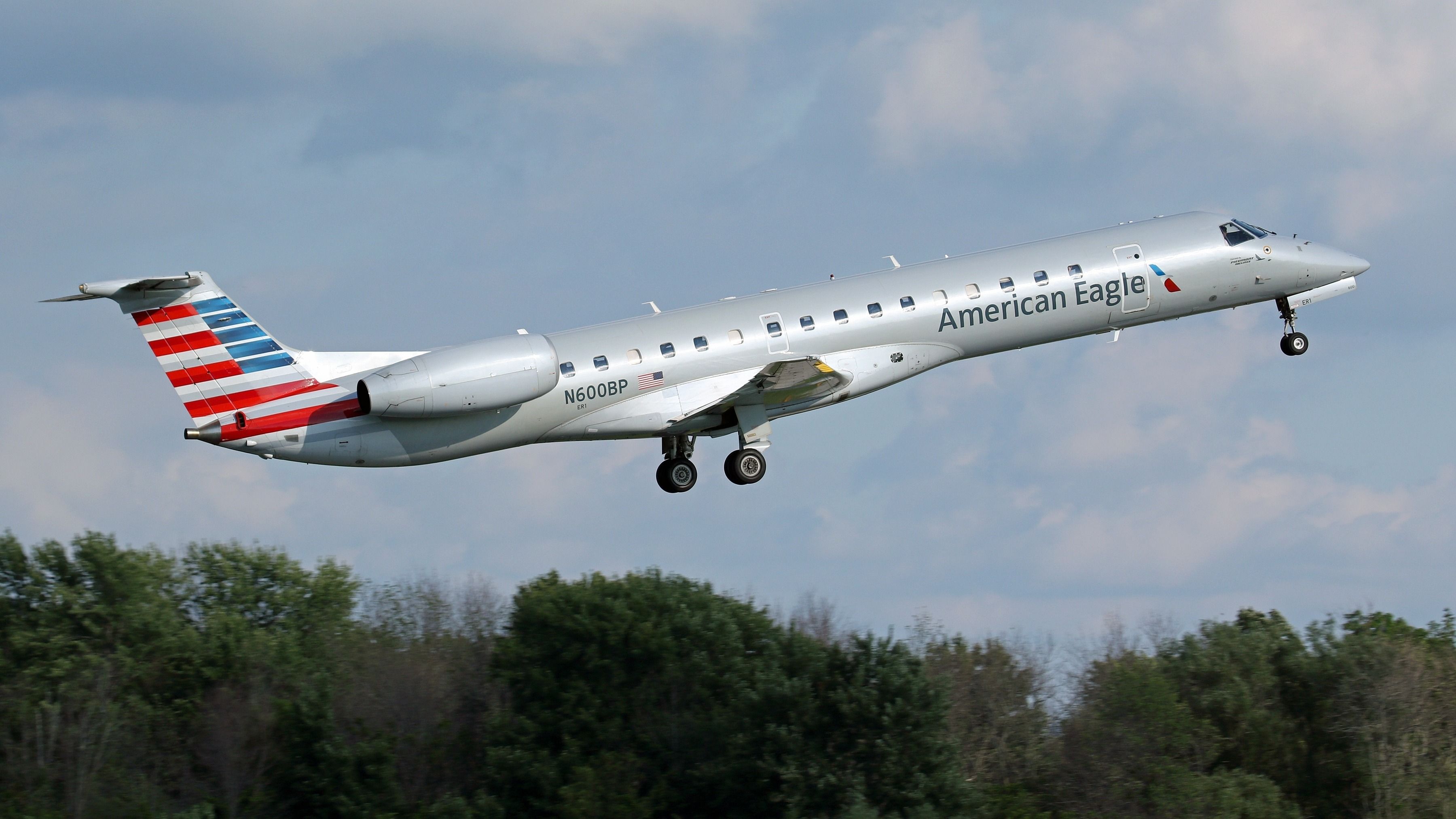 American Eagle Embraer ERJ-145 Returns To Service After Diverting To ...