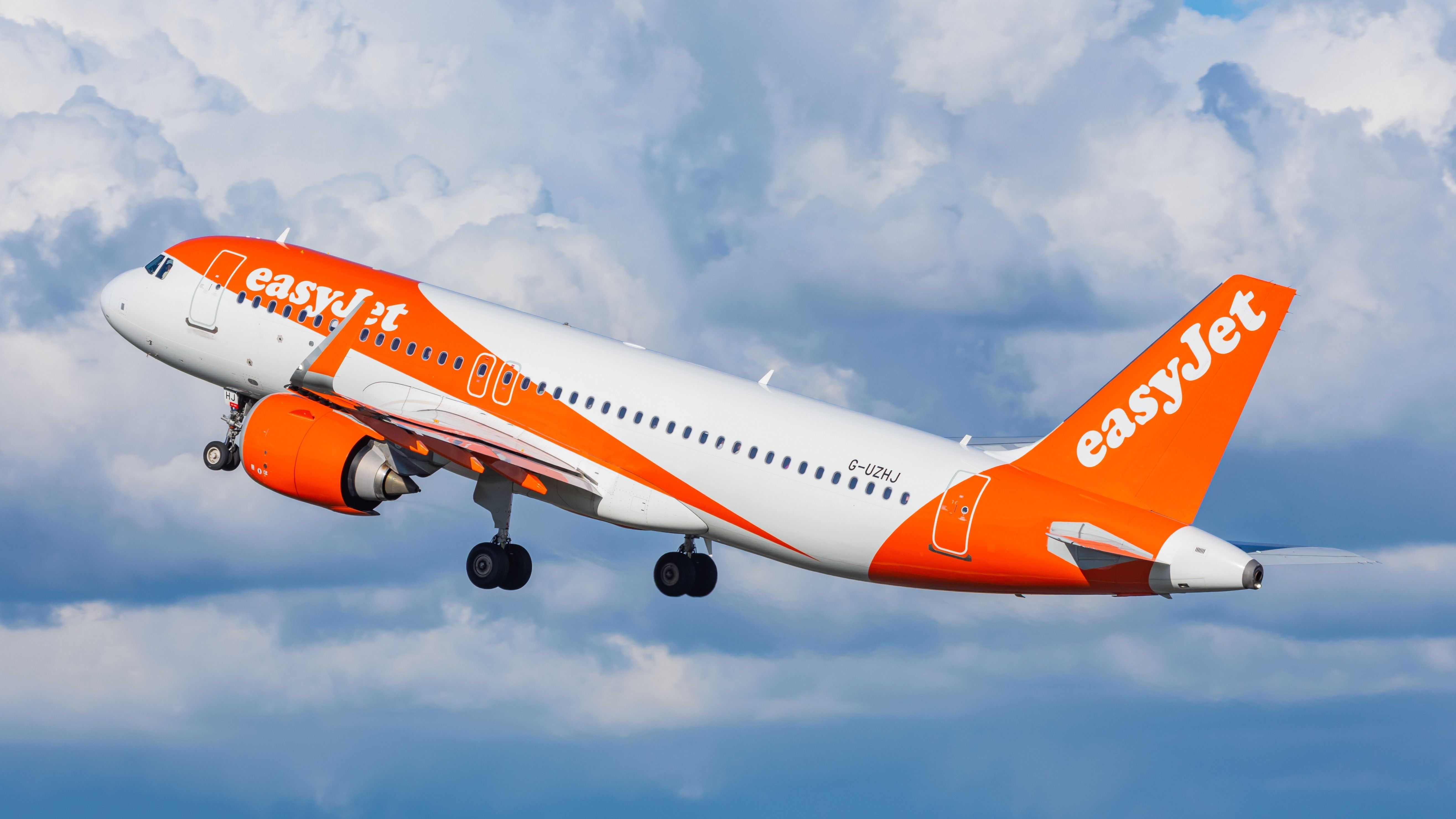 easyJet Pilot Stood Down as Investigation Into Close Call on Manchester ...