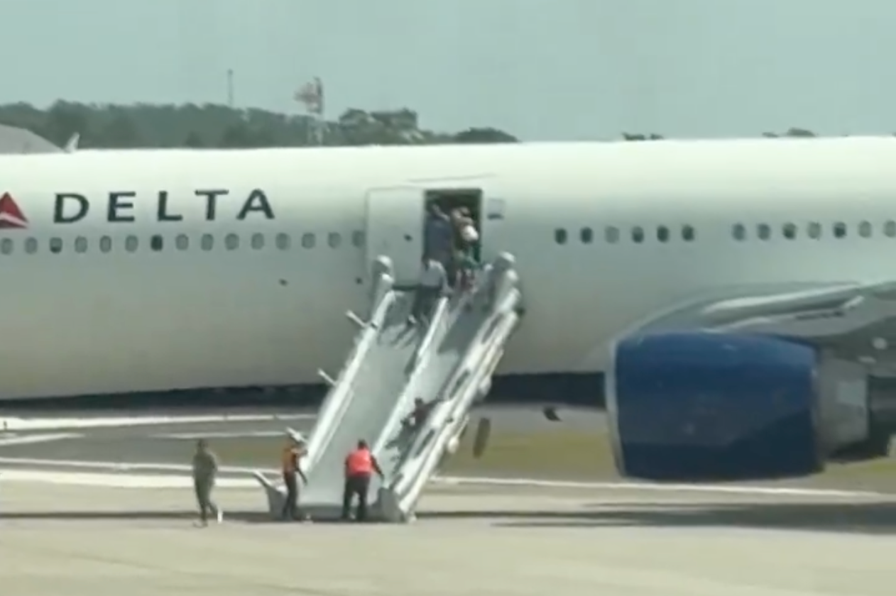 Delta Air Lines Airbus A330-300 Engine Catches Fire At Orlando ...