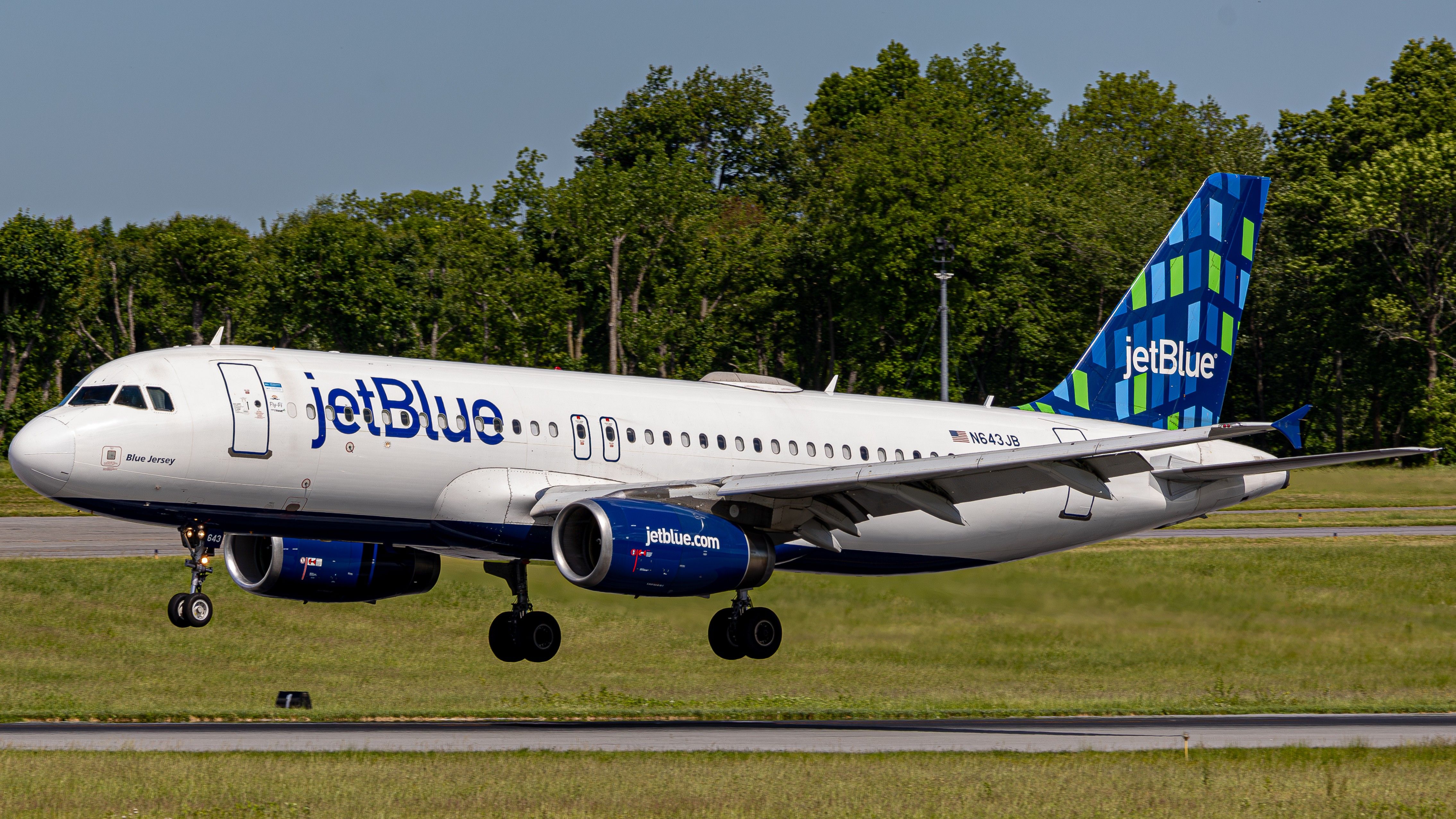 JetBlue Gets a 'Sweet' Makeover With Dunkin’ Donuts-Inspired Plane