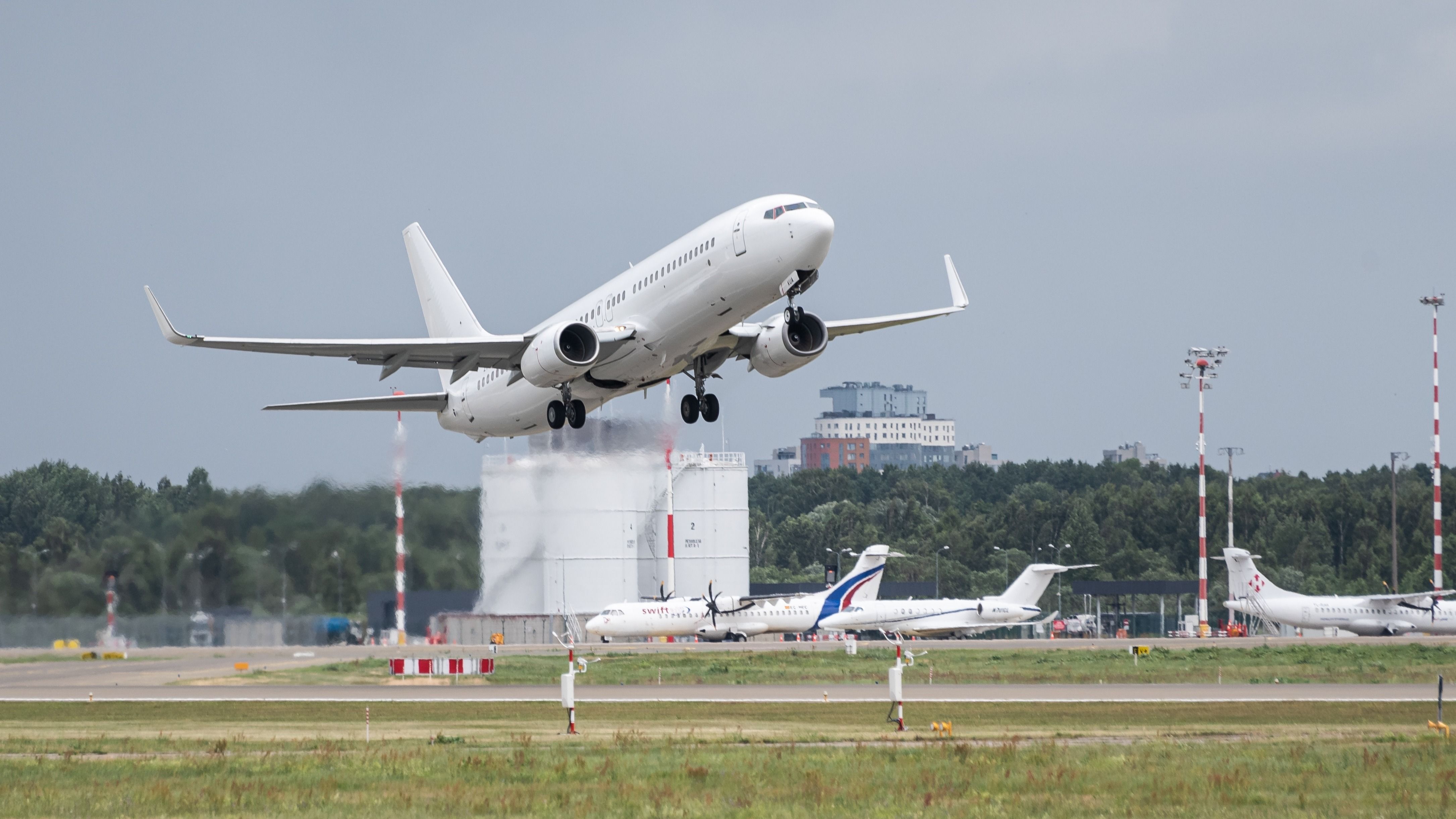 Wizz Air Leased Boeing 737 Tips Back On Tail In Norway