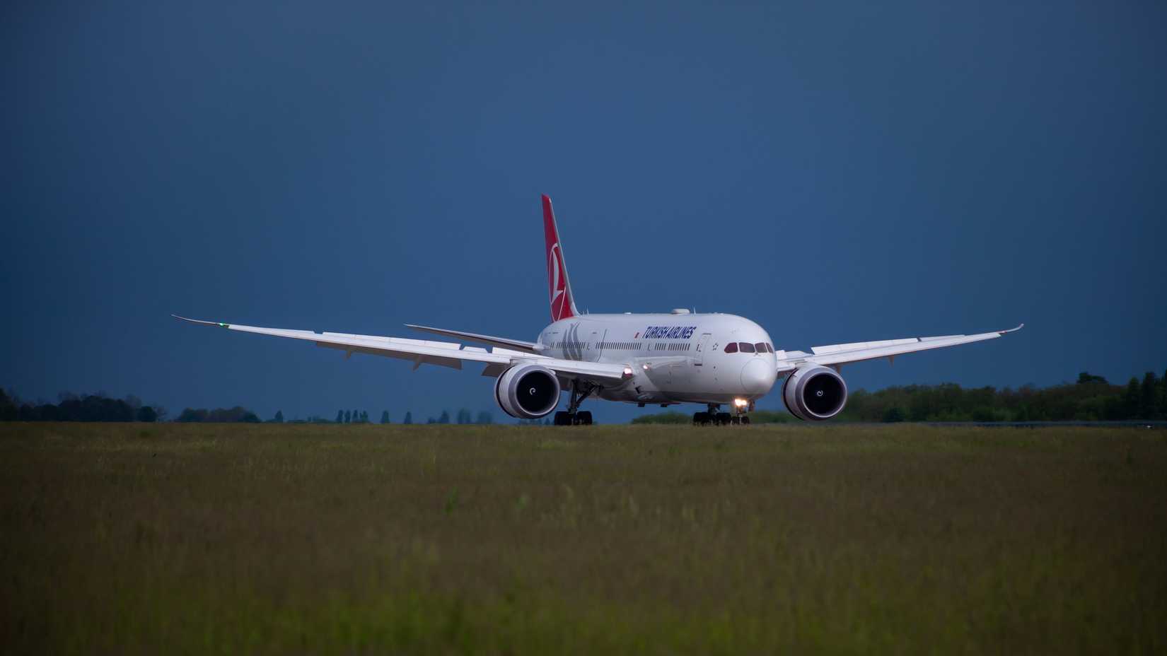 Why The Boeing 787 Has Such Large Passenger Windows