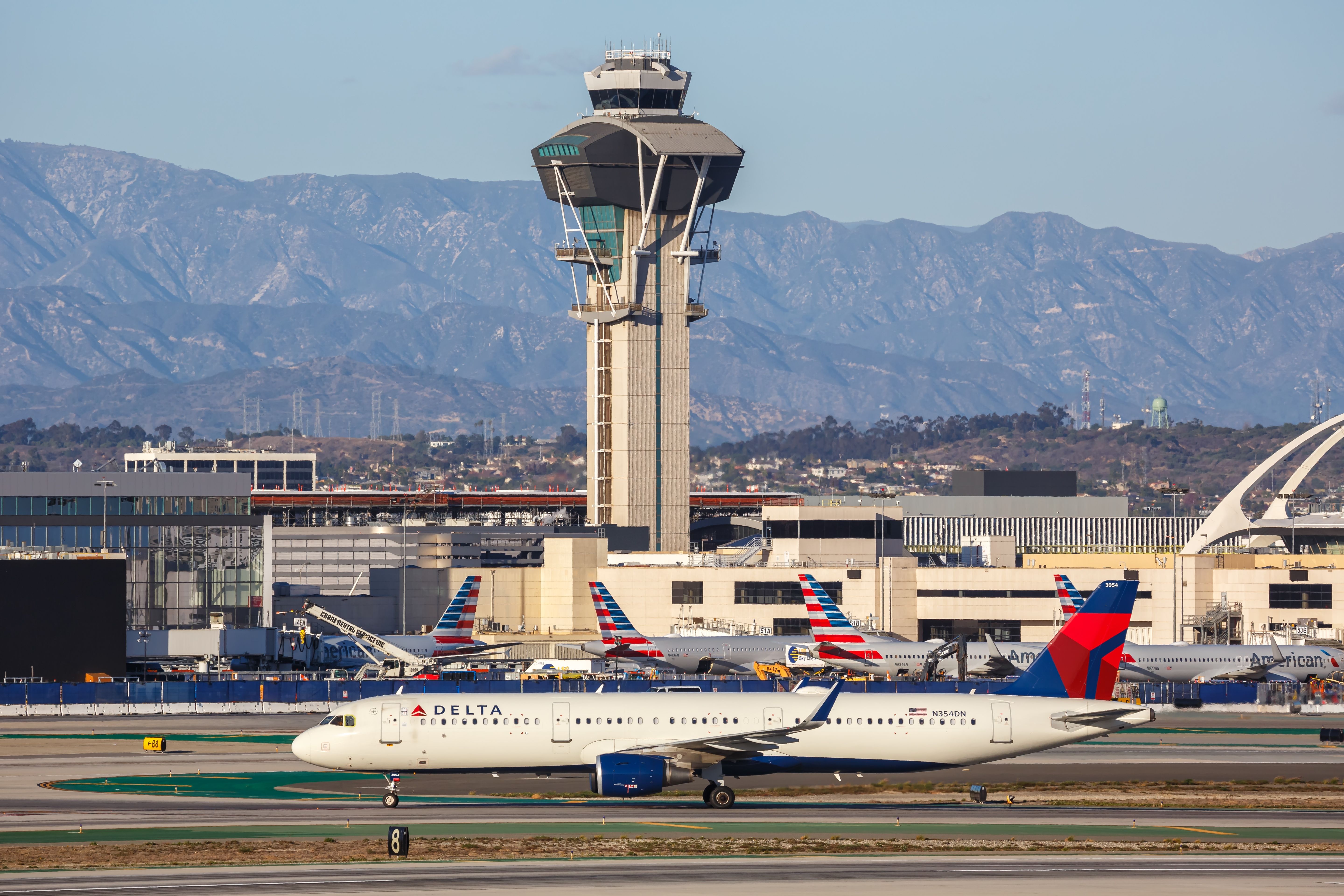 Engine Fire: Delta Air Lines Boeing 767 Makes Emergency Landing In Los ...