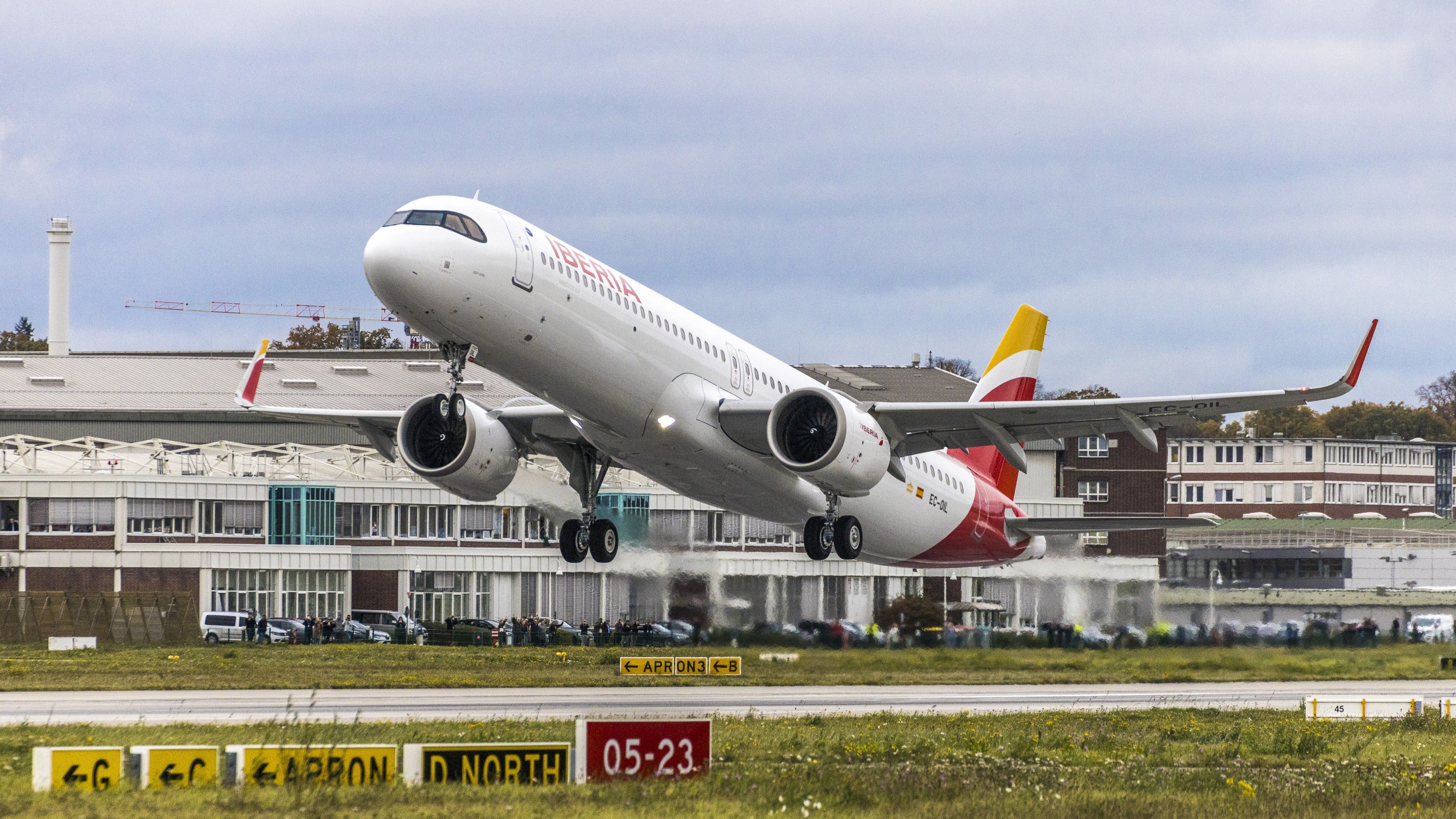 Iberia Airbus A321XLR Suffers Bird Strike, Diverts Back to Madrid